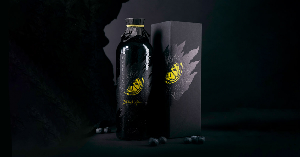 So dunkel wie die Nacht: Tastillery launcht den YUZILLA Black Gin