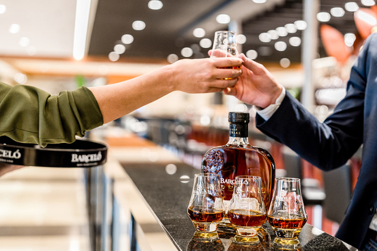 Rum-Marke Barceló eröffnet Premium-Lounge in der Uber Arena in Berlin
